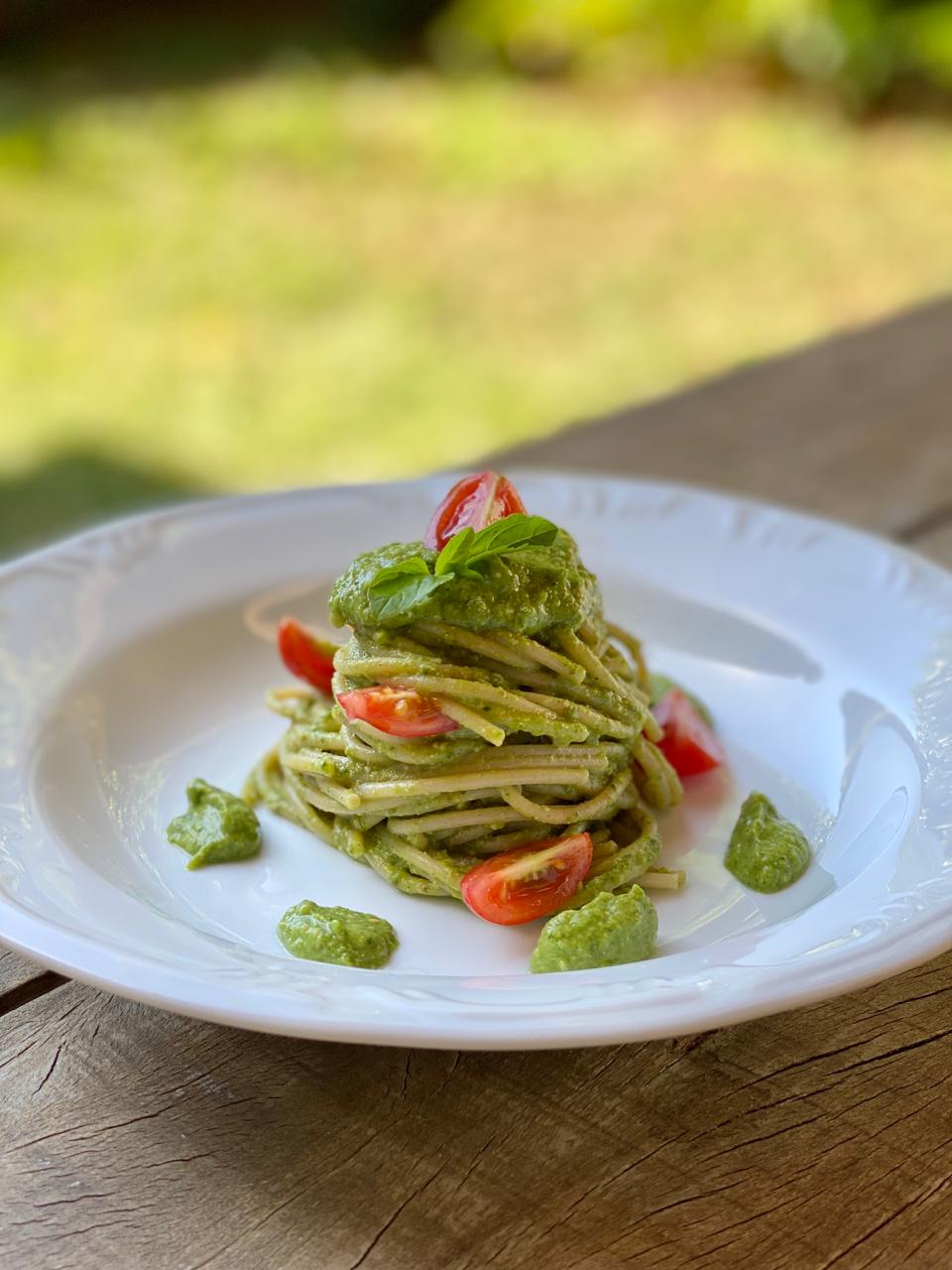 Spaghetti integral com pesto de abacate e rúcula - Revista dos Vegetarianos